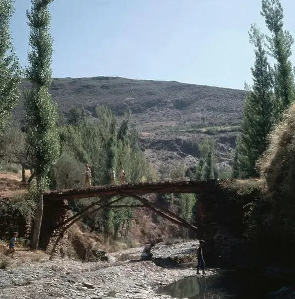 PUENTE DE MADERA SOBRE EL RIO JARAMA FOTO AÑOS 60
